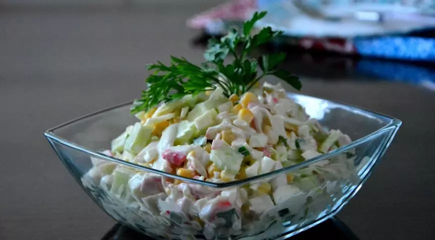 Insalata con cavolo, cetriolo e mais