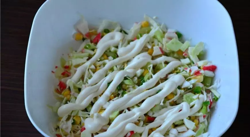 Ensalada con repolo, pepino e mayonesa de reenvío de millo