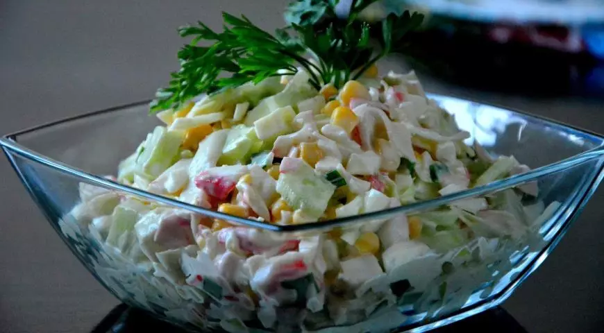 Salade hamwe na cabage, imyumbati n'igitugu yiteguye kugaburira