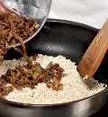 Фото за готвење рецепт за готвење: црвен кромид со полнење на печурки, чекор број 3