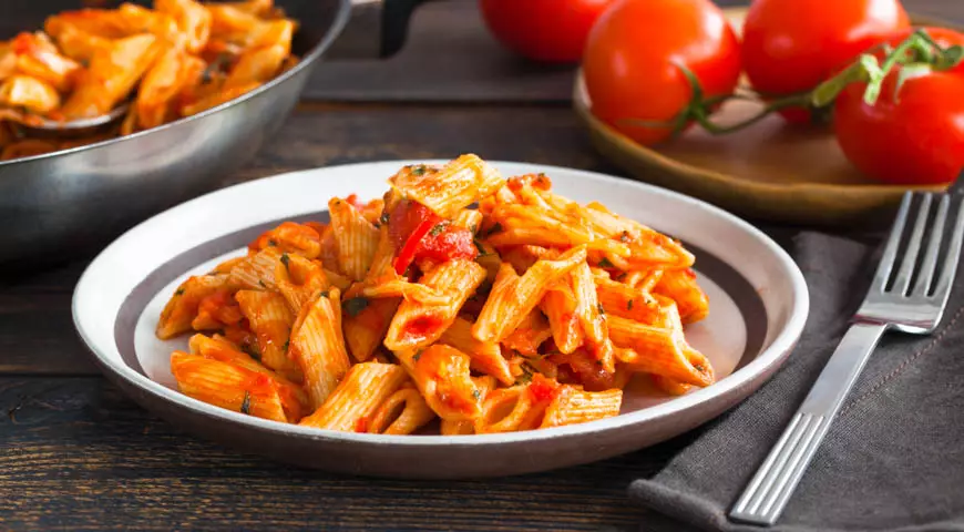 Arrabbata, pasta picante com tomates, alho e pimenta