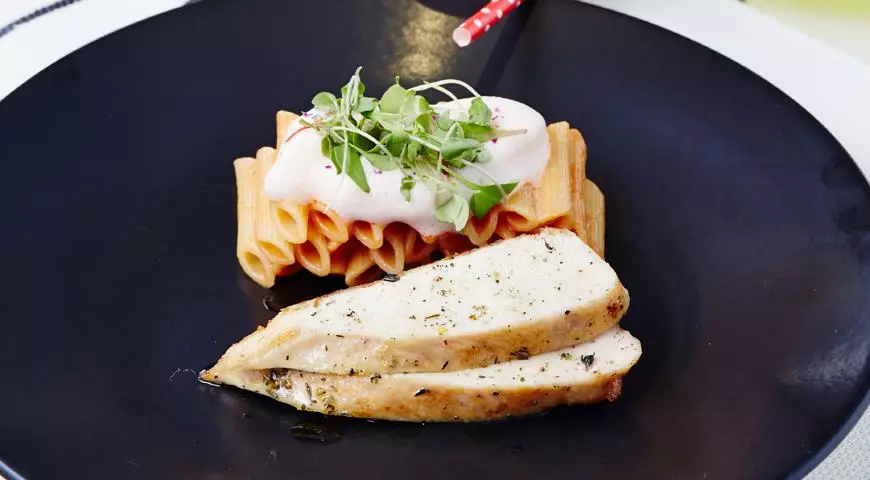 Penne với thịt gà trong sốt cà chua