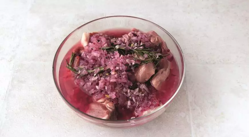 Marinade मध्ये कोकरू ठेवा