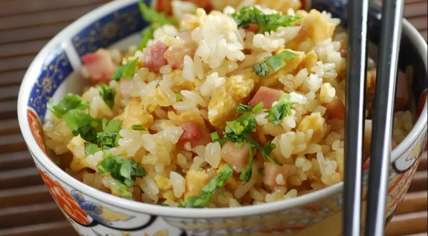 Rice fried na may mga itlog