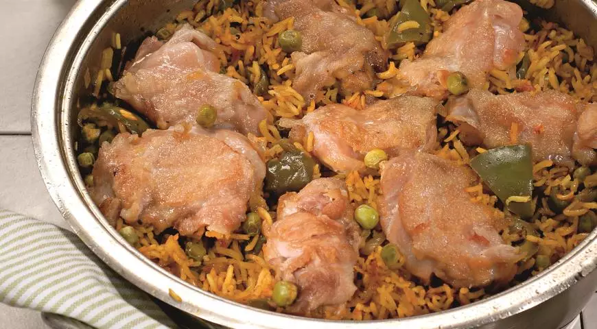 Pie de pollo con arroz azafrán.