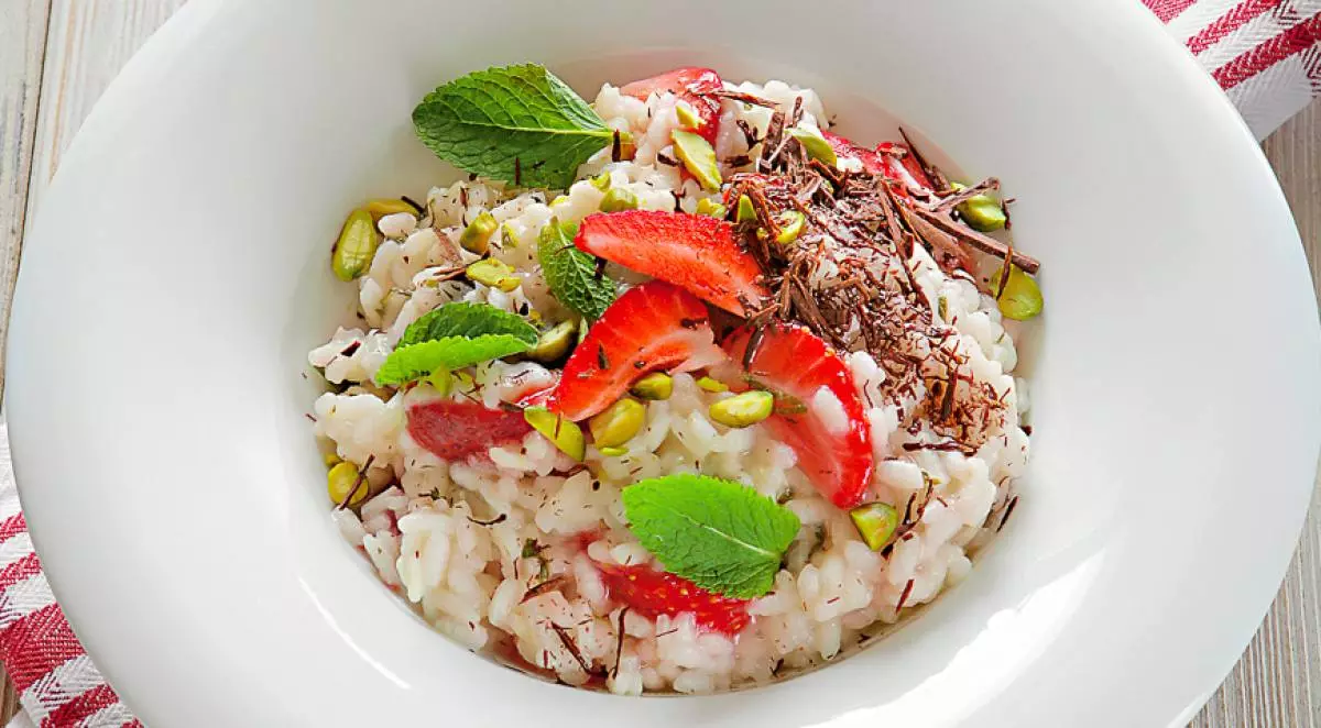 Risotto com morangos, hortelã, pistácios e chocolate