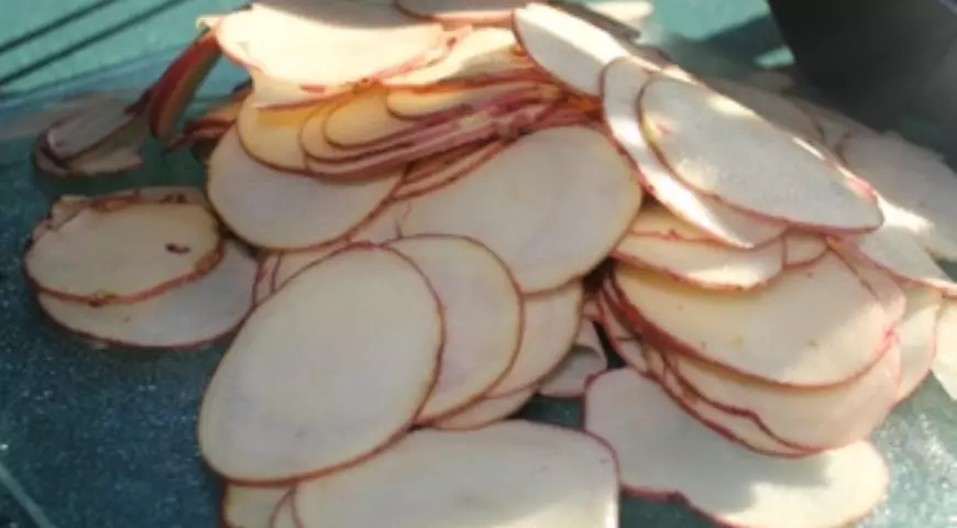 Sagrieziet kartupeļus ar plānām šķēlītēm