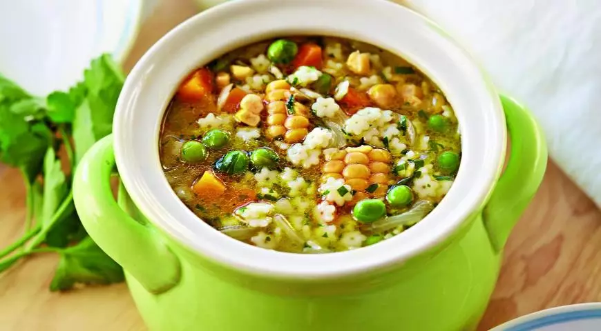 Gemüsesuppe mit flacher Paste