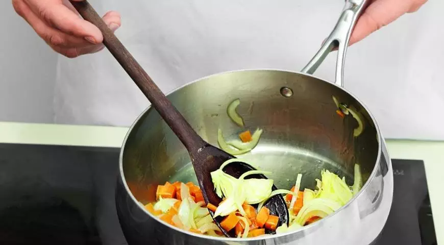 Stock Photo Kochen Rezept: Gemüsesuppe mit flacher Paste, Schritt Nummer 4