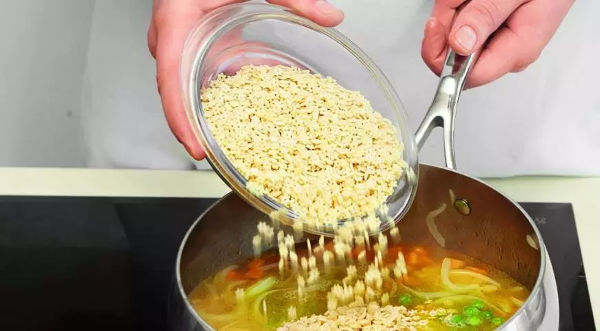 Stock Photo Kochen Rezept: Gemüsesuppe mit kleiner Paste, Schritt Nummer 5