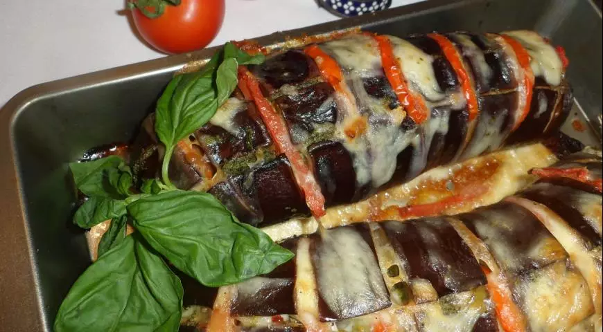 Xwarina pelikên pelçandî yên bi mozzarella, tomato û sosê pesto