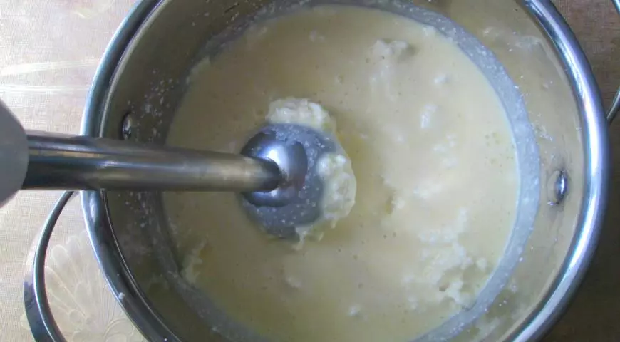 Ongeza mayai kwa kuifuta curd, kupigwa