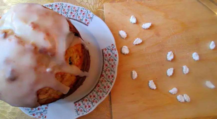 Virti tortas papuošti miltelių ir lomonų sulčių ir pelshmallow glazūra