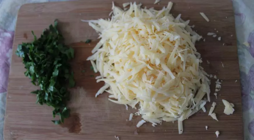 Fino rezati zelenilo i okusiti sir za kuhanje paste
