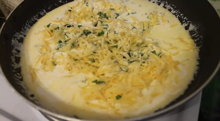 Dodaj u alfredo naribani sir i umak od peršuna