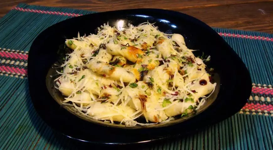 Pasta Strozzo Pretti A La Nicca con salsa de ouro de Sage