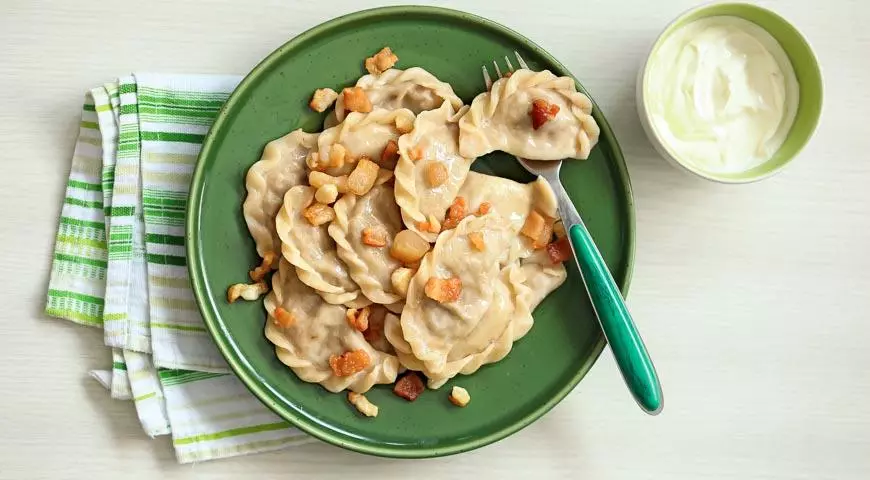 Dumplings with cabbage, mushrooms and cracker