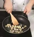 Stock Foto Recette de cuisson: Dumplings avec chou, champignons et craquelins, étape numéro 2