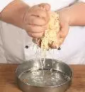 Stock foto Recepta de cuina: boles de pasta amb col, bolets i cracker, pas número 4