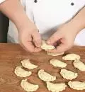Stock Foto Cooking Recipe: dumplings na may repolyo, mushroom at cracker, step number 6