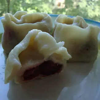 দুধ চেরি সঙ্গে dumplings