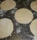 Dough चालू करा, मंडळ कापून घ्या