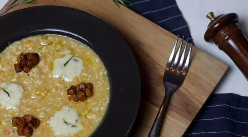 Risotto با کدو تنبل و گورگونزول