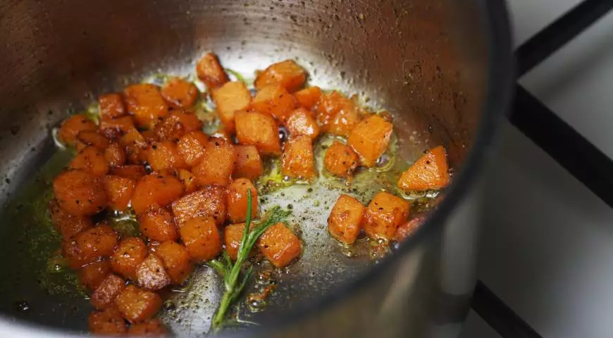 एक चिमटा मध्ये Rosemary सह भोपळा fry fry