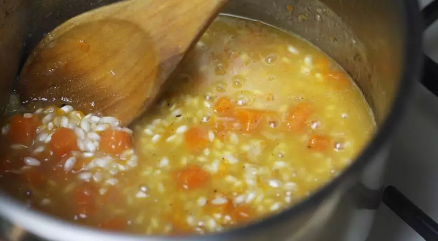 برنج را با کدو تنبل و پیاز برای Risotto بخورید