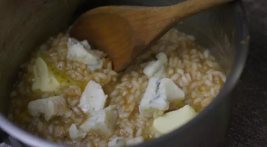 Risotto करण्यासाठी gorgonzol आणि तेल जोडा