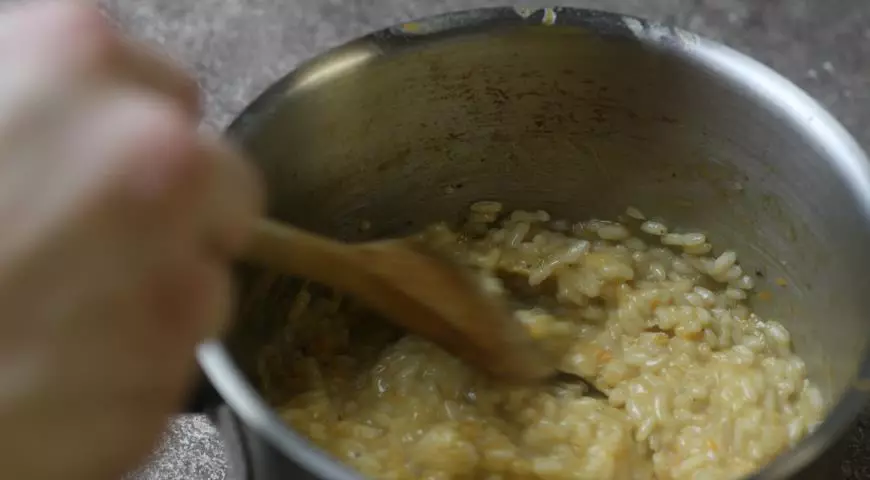 مخلوط کردن Risotto با Gorgonzol