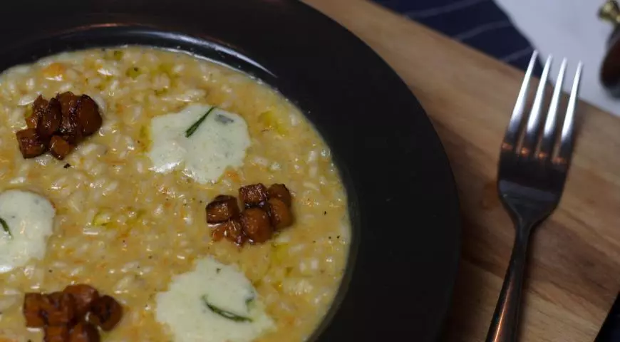 भोपळा आणि gorgonzola सह तयार risotto