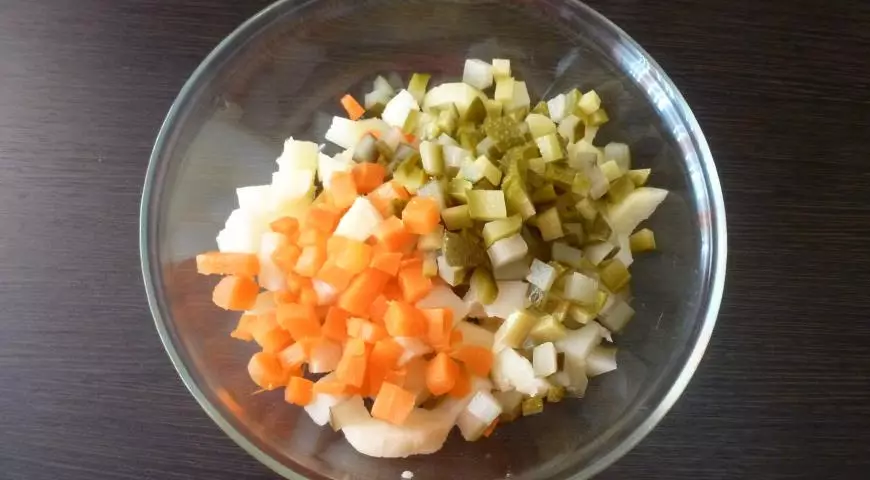 Rysáit coginio foto stoc: salad llysiau gyda betys a mayonnaise, cam rhif 2