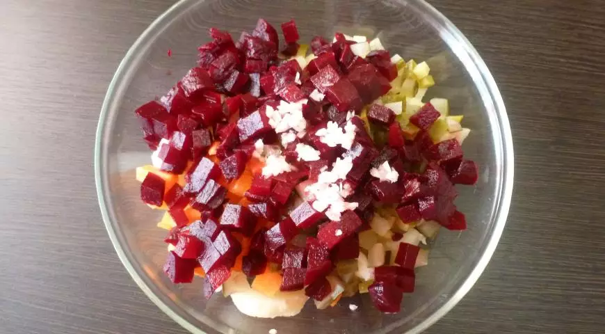 Foto da preparação de uma receita: salada de legumes com beterraba e maionese, passo número 3