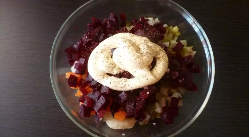 Rysáit coginio foto stoc: salad llysiau gyda betys a mayonnaise, cam №4