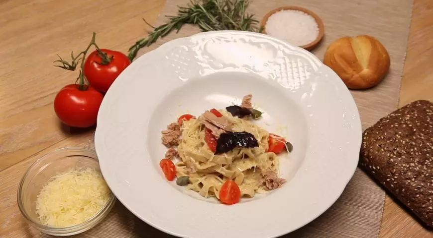 Tagliathelle met tuna sous