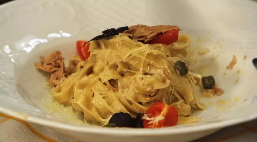 Cucinare tagliatelle con salsa di tonno