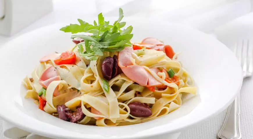 用小牛肉香肠烹饪tagliathelle