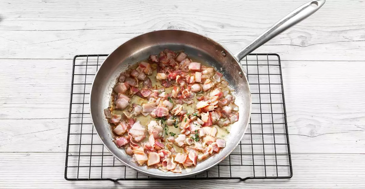 Bourse Foto Recette de cuisson: spirale avec champignons blancs, bacon et pois verts, étape numéro 1