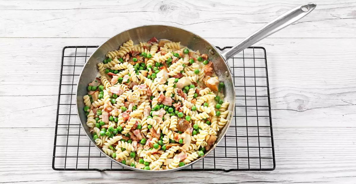 Recette de cuisson photo: Spirales avec champignons blancs, bacon et pois verts, étape numéro 4