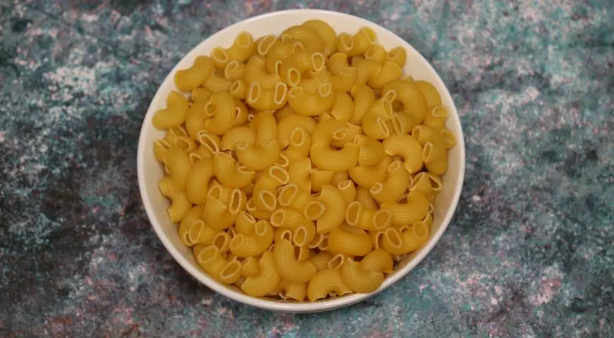 Recepta de cuina fotogràfica: pasta amb salsitxa i ceba, número de pas 1