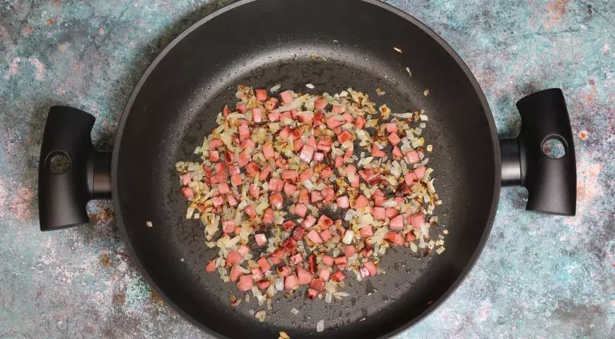 Photo Matreiðsla Uppskrift: Pasta með pylsum og laukum, skref númer 4