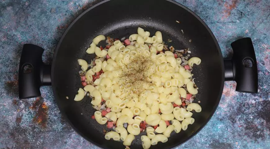 Recepta de cuina fotogràfica: pasta amb salsitxes i cebes, pas número 5