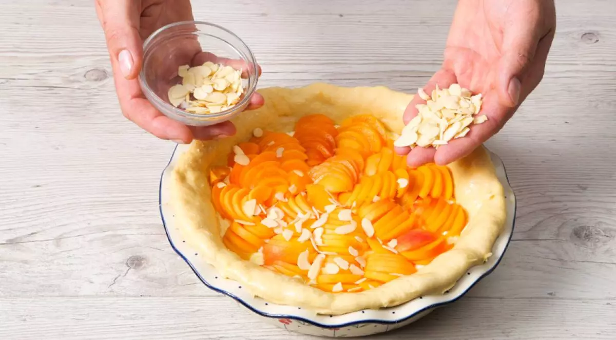 Kuch mat Gîteabelen Kéis an Apricots, sprëtzen mat Mandel Bléieblieder Pie