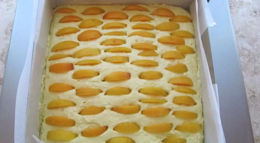 Leg de abrikozen op het deeg en leg in de oven gebakken