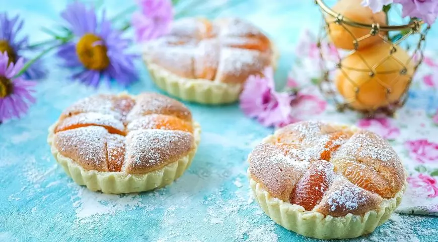 Kuphika tartlets ndi a almond Frangepane ndi Apricots