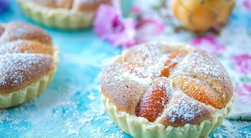 Tartlets yang lazat dengan almond frangpane dan aprikot