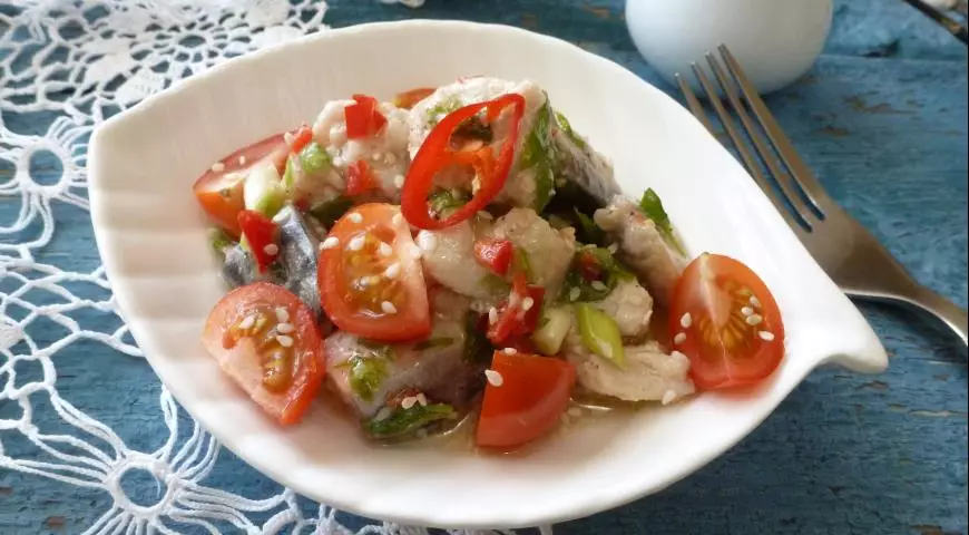 Sevice kuchokera ku mackerel ndi tomato