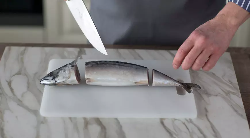 Pagputol ng frozen na mackerel sa fillet.