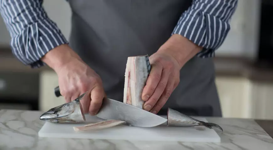 Cutting of frozen mackerel on fillet
